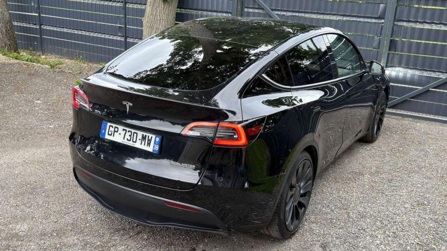 Black Tesla Model Y 2023 in Jonava, with an engine capacity of 0.00 L and mileage of 130 thousand km for 22750 €, photo 6 on AUTOMOTO.COM.LV