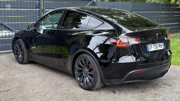 Black Tesla Model Y 2023 in Jonava, with an engine capacity of 0.00 L and mileage of 130 thousand km for 22750 €, photo 7 on AUTOMOTO.COM.LV