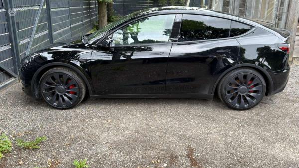 Black Tesla Model Y 2023 in Jonava, with an engine capacity of 0.00 L and mileage of 130 thousand km for 22750 €, photo 8 on AUTOMOTO.COM.LV