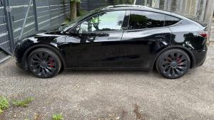 Black Tesla Model Y 2023 in Jonava, with an engine capacity of 0.00 L and mileage of 130 thousand km for 22750 €, photo 9 on AUTOMOTO.COM.LV