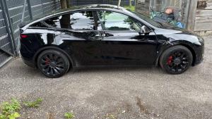 Black Tesla Model Y 2023 in Jonava, with an engine capacity of 0.00 L and mileage of 130 thousand km for 22750 €, photo 13 on AUTOMOTO.COM.LV
