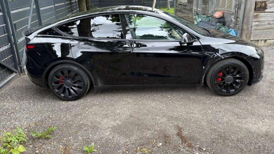 Black Tesla Model Y 2023 in Jonava, with an engine capacity of 0.00 L and mileage of 130 thousand km for 22750 €, photo 13 on AUTOMOTO.COM.LV