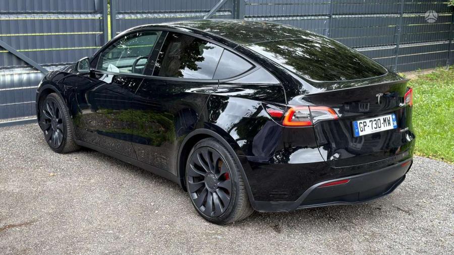 Black Tesla Model Y 2023 in Jonava, with an engine capacity of 0.00 L and mileage of 130 thousand km for 22750 €, photo 16 on AUTOMOTO.COM.LV