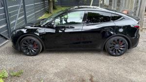 Black Tesla Model Y 2023 in Jonava, with an engine capacity of 0.00 L and mileage of 130 thousand km for 22750 €, photo 17 on AUTOMOTO.COM.LV
