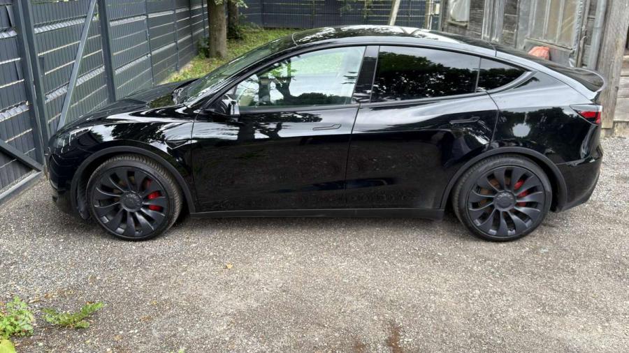 Black Tesla Model Y 2023 in Jonava, with an engine capacity of 0.00 L and mileage of 130 thousand km for 22750 €, photo 17 on AUTOMOTO.COM.LV