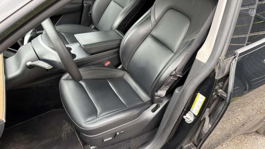 Black Tesla Model Y 2023 in Jonava, with an engine capacity of 0.00 L and mileage of 130 thousand km for 22750 €, photo 18 on AUTOMOTO.COM.LV