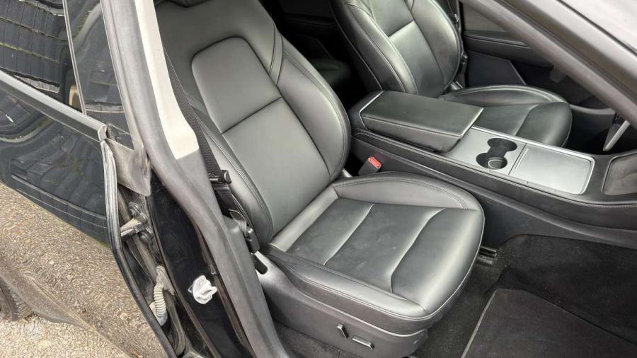 Black Tesla Model Y 2023 in Jonava, with an engine capacity of 0.00 L and mileage of 130 thousand km for 22750 €, photo 20 on AUTOMOTO.COM.LV