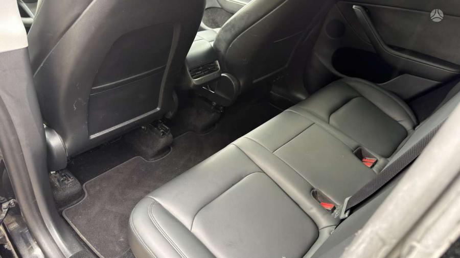 Black Tesla Model Y 2023 in Jonava, with an engine capacity of 0.00 L and mileage of 130 thousand km for 22750 €, photo 21 on AUTOMOTO.COM.LV