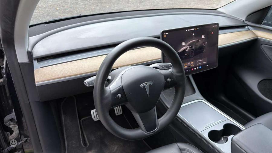 Black Tesla Model Y 2023 in Jonava, with an engine capacity of 0.00 L and mileage of 130 thousand km for 22750 €, photo 22 on AUTOMOTO.COM.LV