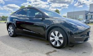 Black Tesla Model Y 2023 in Siauliai, with an engine capacity of 0.00 L and mileage of 92 thousand km for 28400 €, photo 4 on AUTOMOTO.COM.LV