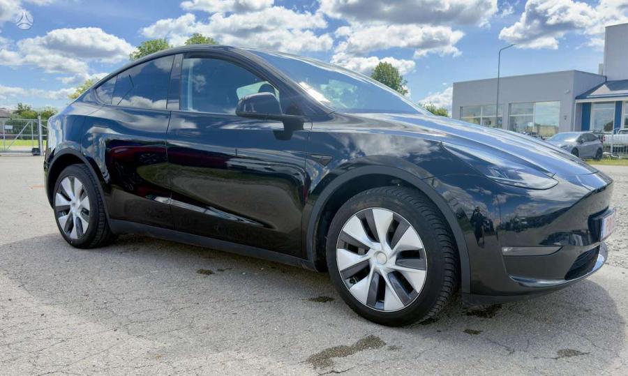 Black Tesla Model Y 2023 in Siauliai, with an engine capacity of 0.00 L and mileage of 92 thousand km for 28400 €, photo 4 on AUTOMOTO.COM.LV