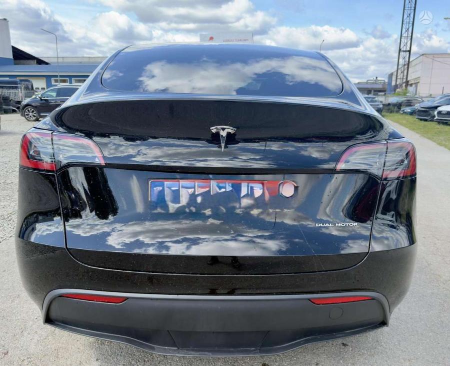 Black Tesla Model Y 2023 in Siauliai, with an engine capacity of 0.00 L and mileage of 92 thousand km for 28400 €, photo 6 on AUTOMOTO.COM.LV