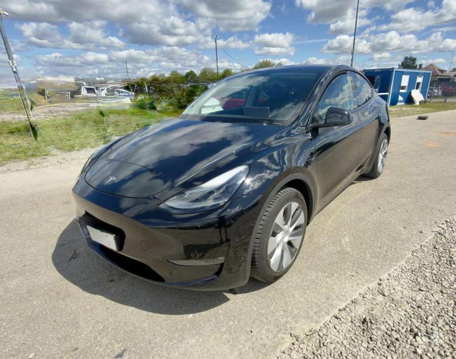 Black Tesla Model Y 2023 in Siauliai, with an engine capacity of 0.00 L and mileage of 92 thousand km for 28400 €, photo 8 on AUTOMOTO.COM.LV