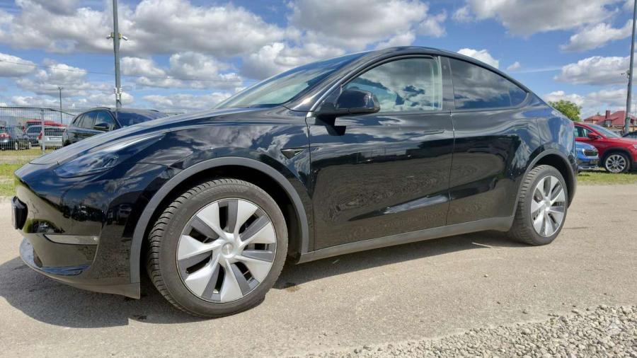 Black Tesla Model Y 2023 in Siauliai, with an engine capacity of 0.00 L and mileage of 92 thousand km for 28400 €, photo 9 on AUTOMOTO.COM.LV