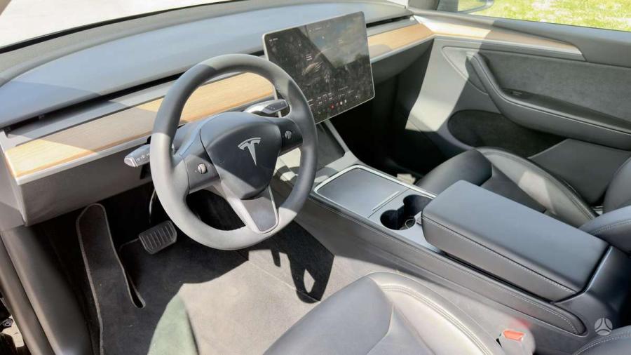 Black Tesla Model Y 2023 in Siauliai, with an engine capacity of 0.00 L and mileage of 92 thousand km for 28400 €, photo 10 on AUTOMOTO.COM.LV