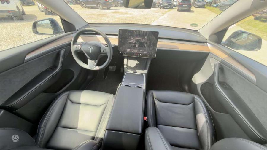 Black Tesla Model Y 2023 in Siauliai, with an engine capacity of 0.00 L and mileage of 92 thousand km for 28400 €, photo 11 on AUTOMOTO.COM.LV