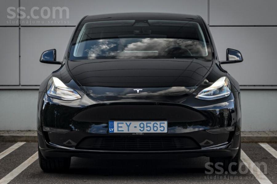 Black Tesla Model Y 2023 in Riga, with an engine capacity of 0.00 L and mileage of 36 thousand km for 36950 €, photo 3 on AUTOMOTO.COM.LV
