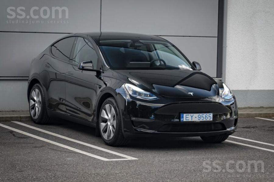 Black Tesla Model Y 2023 in Riga, with an engine capacity of 0.00 L and mileage of 36 thousand km for 36950 €, photo 4 on AUTOMOTO.COM.LV