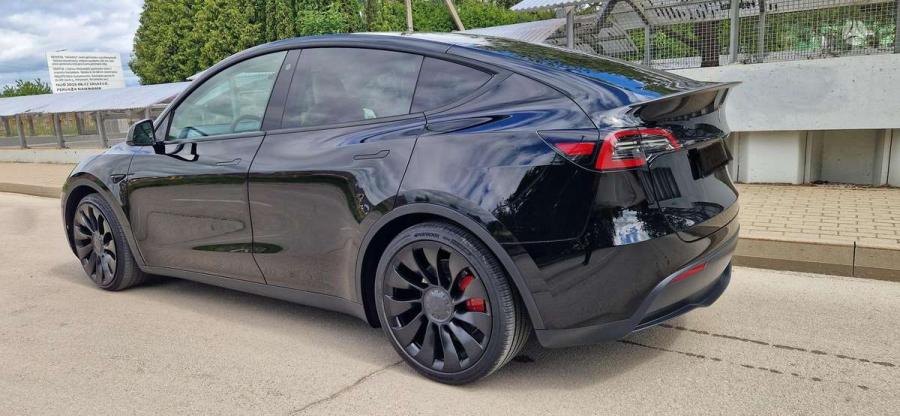 Black Tesla Model Y 2023 in Marijampole, with an engine capacity of 0.00 L and mileage of 84 thousand km for 25900 €, photo 3 on AUTOMOTO.COM.LV
