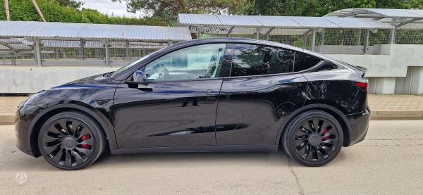 Black Tesla Model Y 2023 in Marijampole, with an engine capacity of 0.00 L and mileage of 84 thousand km for 25900 €, photo 4 on AUTOMOTO.COM.LV