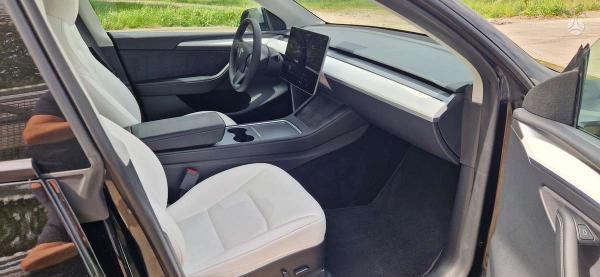 Black Tesla Model Y 2023 in Marijampole, with an engine capacity of 0.00 L and mileage of 84 thousand km for 25900 €, photo 5 on AUTOMOTO.COM.LV