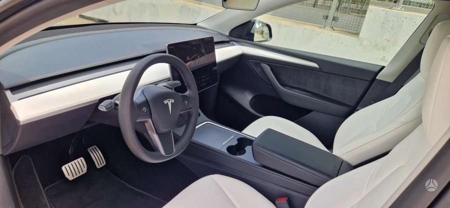 Black Tesla Model Y 2023 in Marijampole, with an engine capacity of 0.00 L and mileage of 84 thousand km for 25900 €, photo 6 on AUTOMOTO.COM.LV