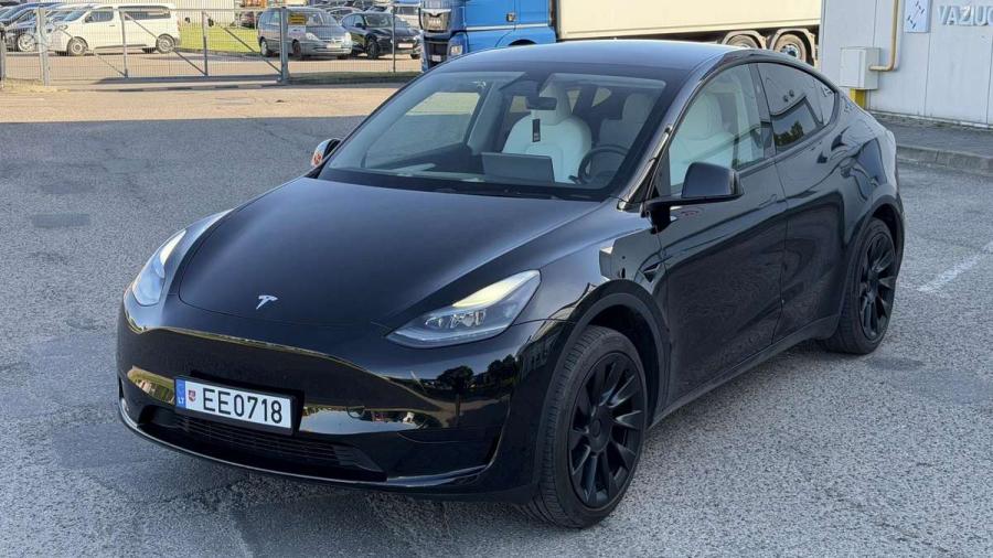 Black Tesla Model Y 2024 in Jonava, with an engine capacity of 0.00 L and mileage of 61 thousand km for 29500 €, photo 4 on AUTOMOTO.COM.LV
