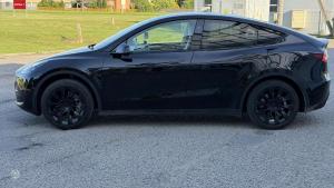 Black Tesla Model Y 2024 in Jonava, with an engine capacity of 0.00 L and mileage of 61 thousand km for 29500 €, photo 5 on AUTOMOTO.COM.LV