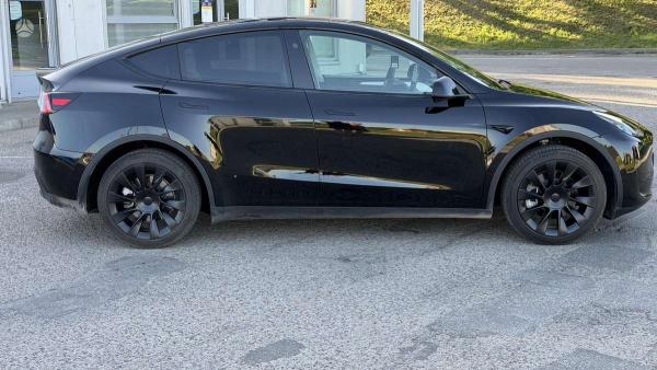 Melns Tesla Model Y 2024 Jonava, ar dzinēja tilpumu 0.00 L un nobraukumu 61 tūkst. km par 29500 €, foto 8 vietnē AUTOMOTO.COM.LV
