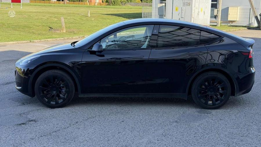 Black Tesla Model Y 2024 in Jonava, with an engine capacity of 0.00 L and mileage of 61 thousand km for 29500 €, photo 13 on AUTOMOTO.COM.LV