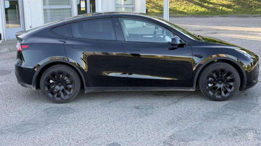 Black Tesla Model Y 2024 in Jonava, with an engine capacity of 0.00 L and mileage of 61 thousand km for 29500 €, photo 17 on AUTOMOTO.COM.LV