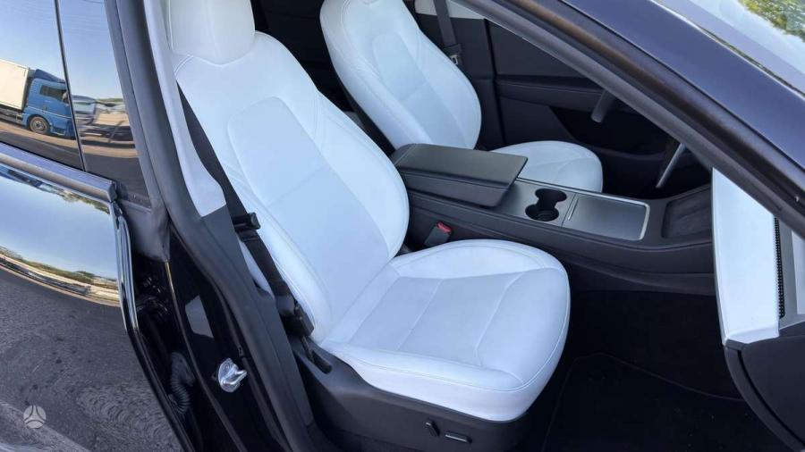 Black Tesla Model Y 2024 in Jonava, with an engine capacity of 0.00 L and mileage of 61 thousand km for 29500 €, photo 20 on AUTOMOTO.COM.LV