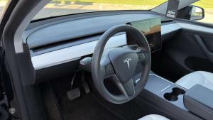 Black Tesla Model Y 2024 in Jonava, with an engine capacity of 0.00 L and mileage of 61 thousand km for 29500 €, photo 22 on AUTOMOTO.COM.LV