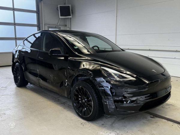 Melns Tesla Model Y 2024 Radviliškis, ar dzinēja tilpumu 0.00 L un nobraukumu 67 tūkst. km par 24986 €, foto 3 vietnē AUTOMOTO.COM.LV