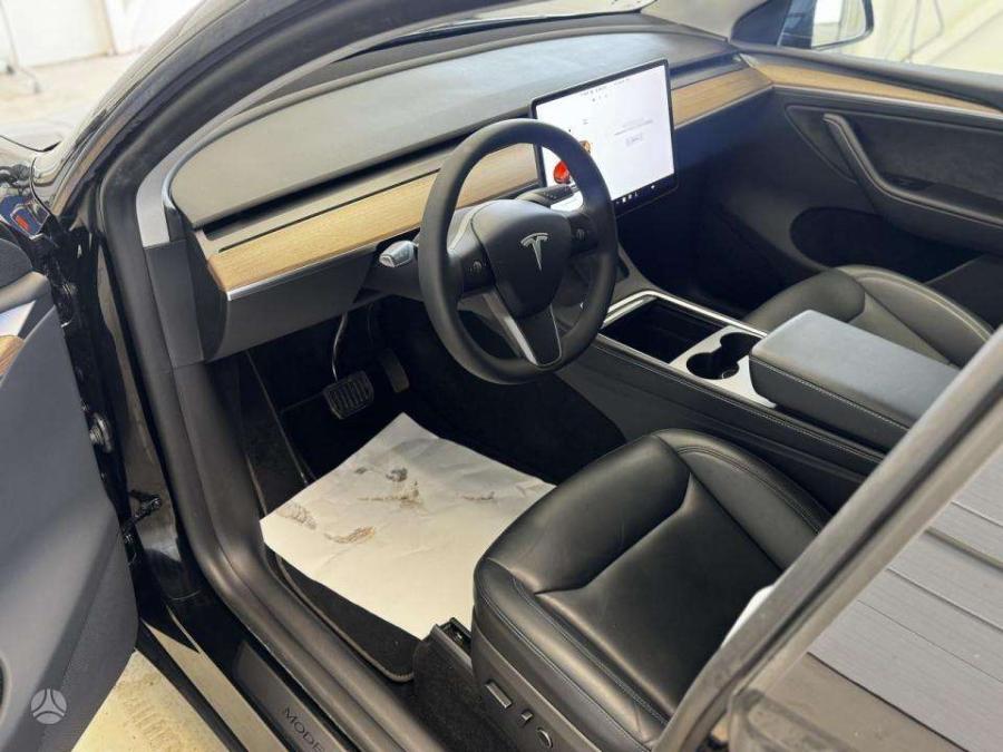 Melns Tesla Model Y 2024 Radviliškis, ar dzinēja tilpumu 0.00 L un nobraukumu 67 tūkst. km par 24986 €, foto 10 vietnē AUTOMOTO.COM.LV