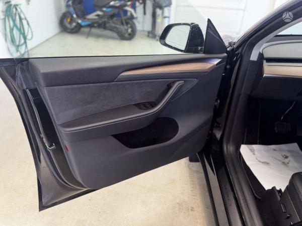 Melns Tesla Model Y 2024 Radviliškis, ar dzinēja tilpumu 0.00 L un nobraukumu 67 tūkst. km par 24986 €, foto 10 vietnē AUTOMOTO.COM.LV