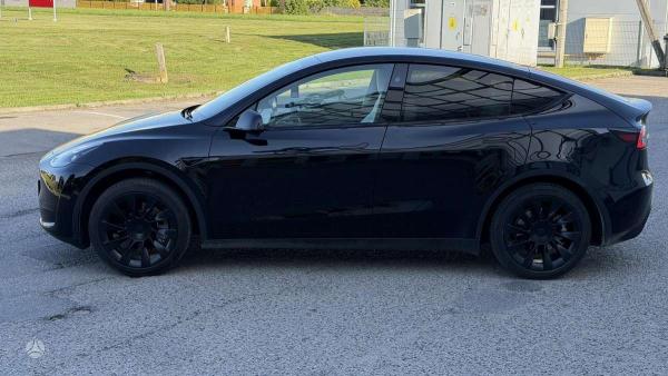 Black Tesla Model Y 2024 in Jonava, with an engine capacity of 0.00 L and mileage of 65 thousand km for 28400 €, photo 4 on AUTOMOTO.COM.LV