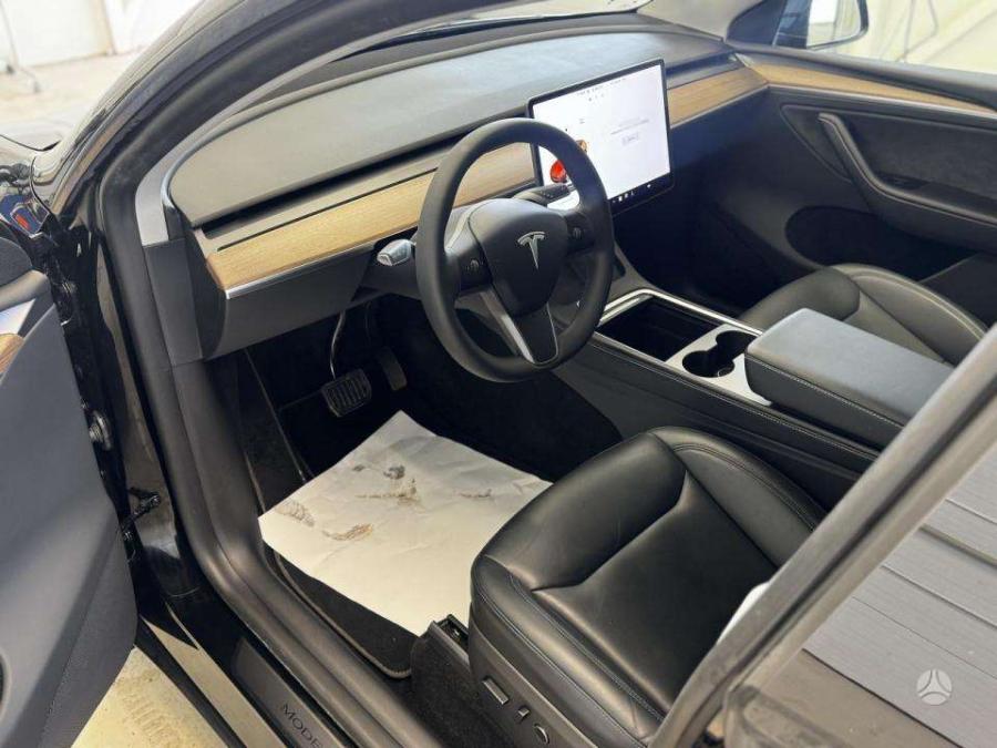 Melns Tesla Model Y 2024 Radviliškis, ar dzinēja tilpumu 0.00 L un nobraukumu 67 tūkst. km par 24744 €, foto 10 vietnē AUTOMOTO.COM.LV
