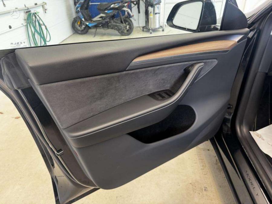 Melns Tesla Model Y 2024 Radviliškis, ar dzinēja tilpumu 0.00 L un nobraukumu 67 tūkst. km par 24744 €, foto 14 vietnē AUTOMOTO.COM.LV