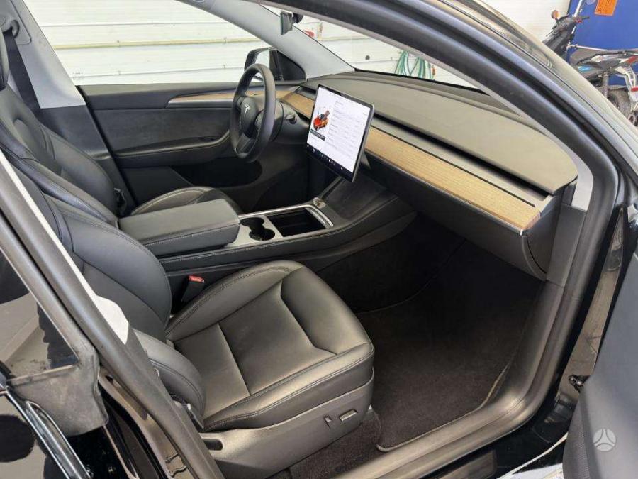 Melns Tesla Model Y 2024 Radviliškis, ar dzinēja tilpumu 0.00 L un nobraukumu 67 tūkst. km par 24744 €, foto 26 vietnē AUTOMOTO.COM.LV