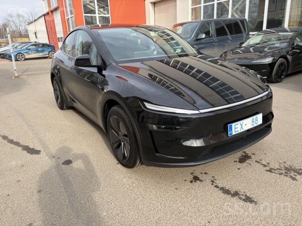 Black Tesla Model Y 2025 in Riga, with an engine capacity of 0.00 L and mileage of 2 thousand km for 52500 €, photo 2 on AUTOMOTO.COM.LV