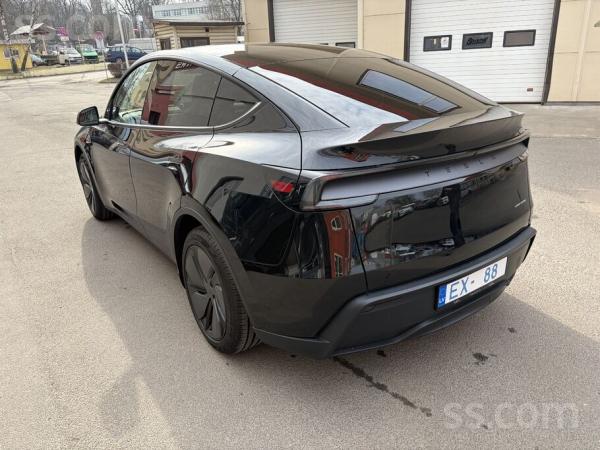 Black Tesla Model Y 2025 in Riga, with an engine capacity of 0.00 L and mileage of 2 thousand km for 52500 €, photo 4 on AUTOMOTO.COM.LV