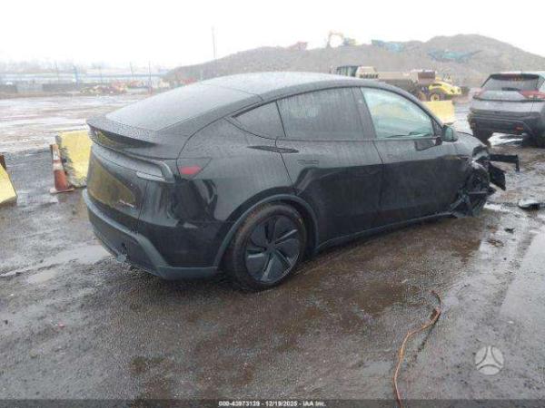 Black Tesla Model Y 2026 in Klaipeda, with an engine capacity of 0.00 L and mileage of 425 thousand km for 19000 €, photo 4 on AUTOMOTO.COM.LV