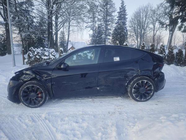 Black Tesla Model Y 2022 in Telschi, with an engine capacity of 0.00 L and mileage of 95 thousand km for 13700 €, photo 4 on AUTOMOTO.COM.LV