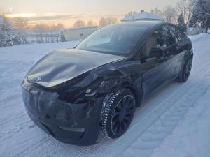 Black Tesla Model Y 2022 in Telschi, with an engine capacity of 0.00 L and mileage of 95 thousand km for 13700 €, photo 5 on AUTOMOTO.COM.LV