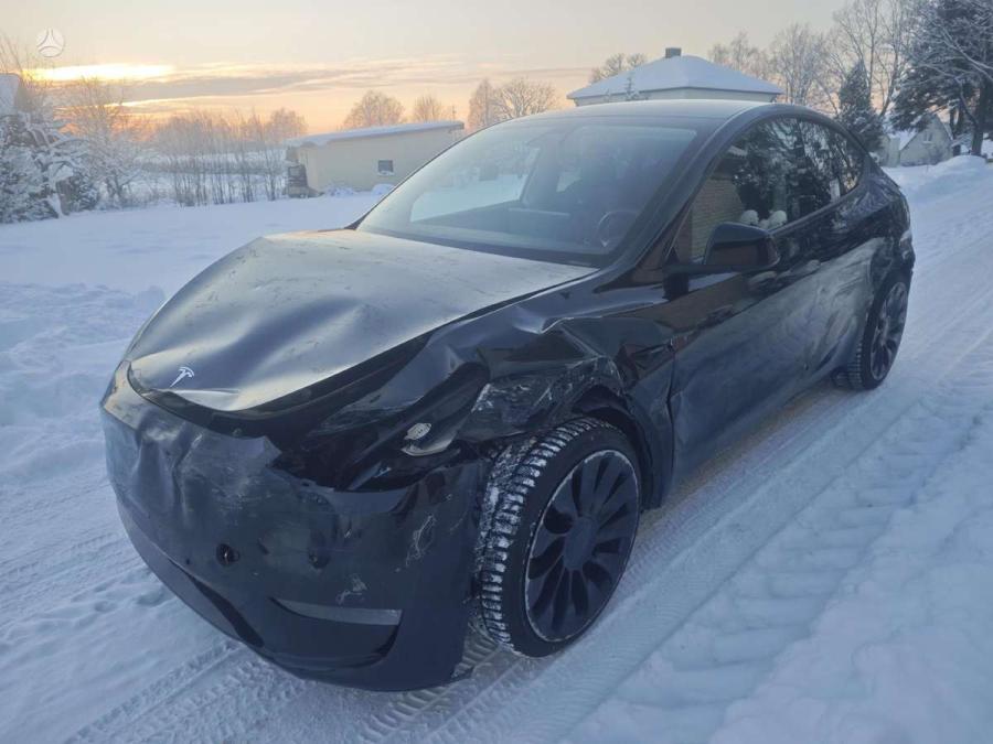 Black Tesla Model Y 2022 in Telschi, with an engine capacity of 0.00 L and mileage of 95 thousand km for 13700 €, photo 5 on AUTOMOTO.COM.LV