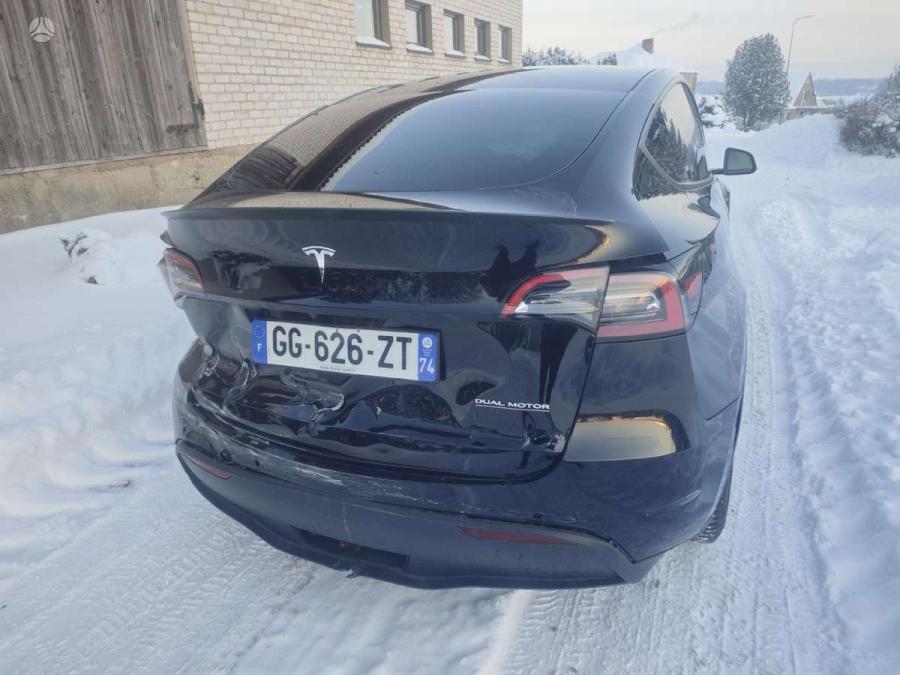 Black Tesla Model Y 2022 in Telschi, with an engine capacity of 0.00 L and mileage of 95 thousand km for 13700 €, photo 7 on AUTOMOTO.COM.LV