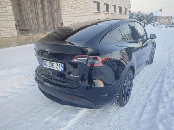 Black Tesla Model Y 2022 in Telschi, with an engine capacity of 0.00 L and mileage of 95 thousand km for 13700 €, photo 9 on AUTOMOTO.COM.LV