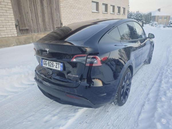 Black Tesla Model Y 2022 in Telschi, with an engine capacity of 0.00 L and mileage of 95 thousand km for 13700 €, photo 10 on AUTOMOTO.COM.LV
