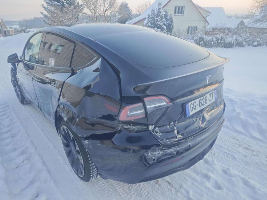 Black Tesla Model Y 2022 in Telschi, with an engine capacity of 0.00 L and mileage of 95 thousand km for 13700 €, photo 11 on AUTOMOTO.COM.LV